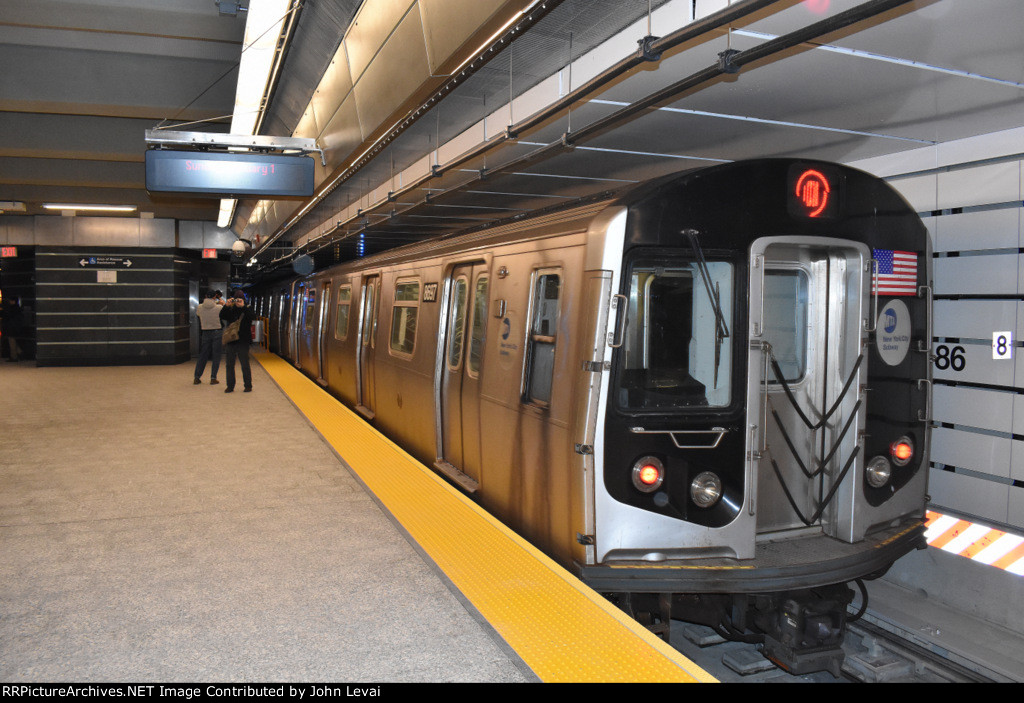 Q train at 86th St-2nd Ave Station
