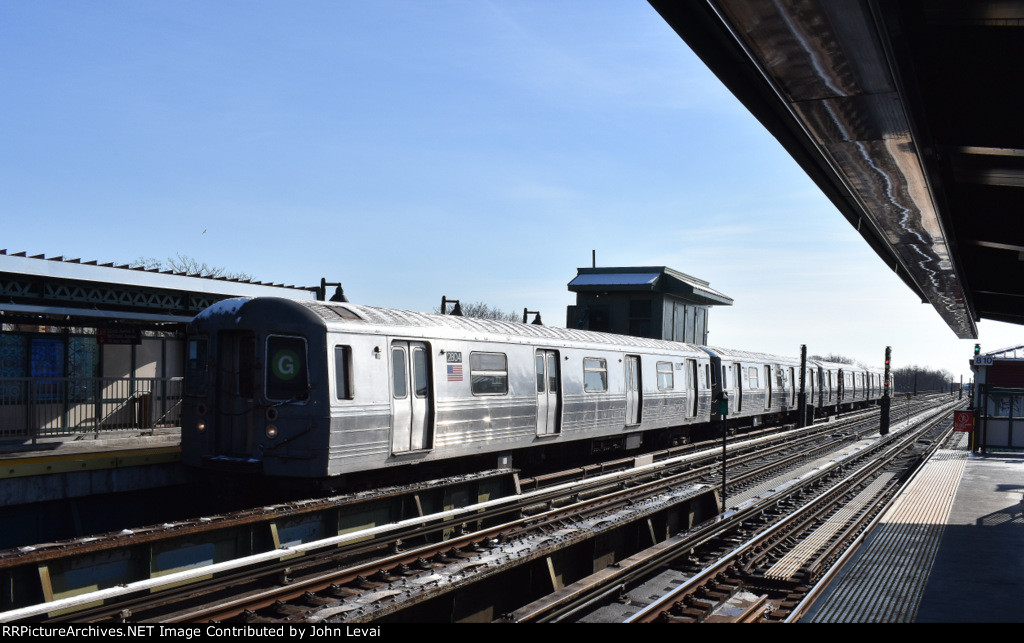 G train at Ditmas Ave station