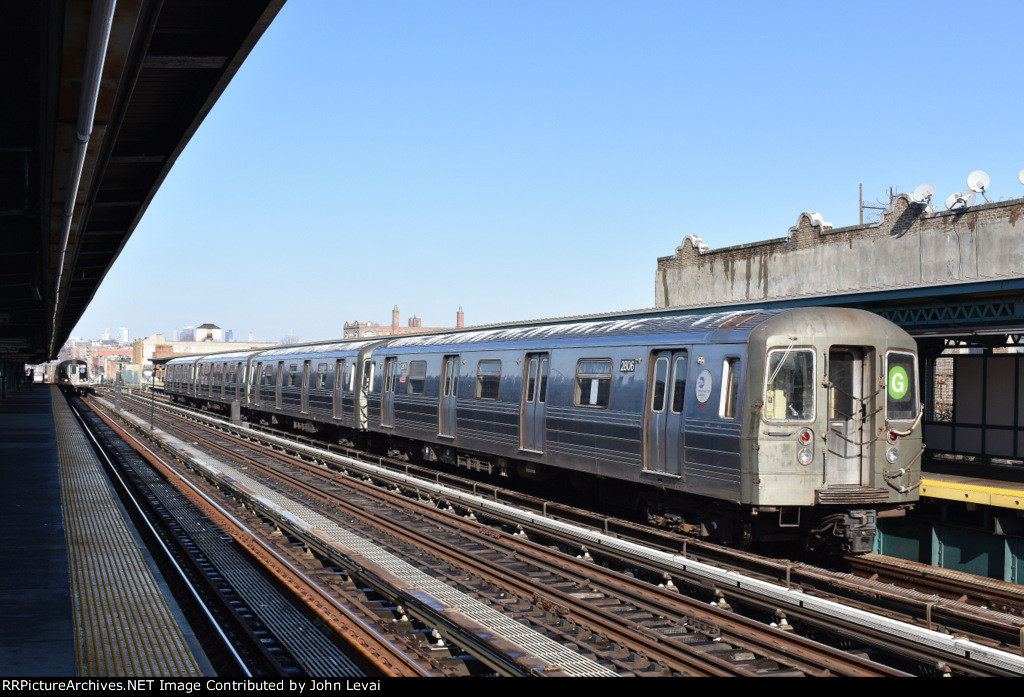 G train at Ditmas Ave station
