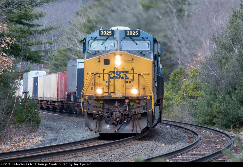 CSX 3025 leads I022 (Syracuse, NY to Worcester, MA) east at CP-60