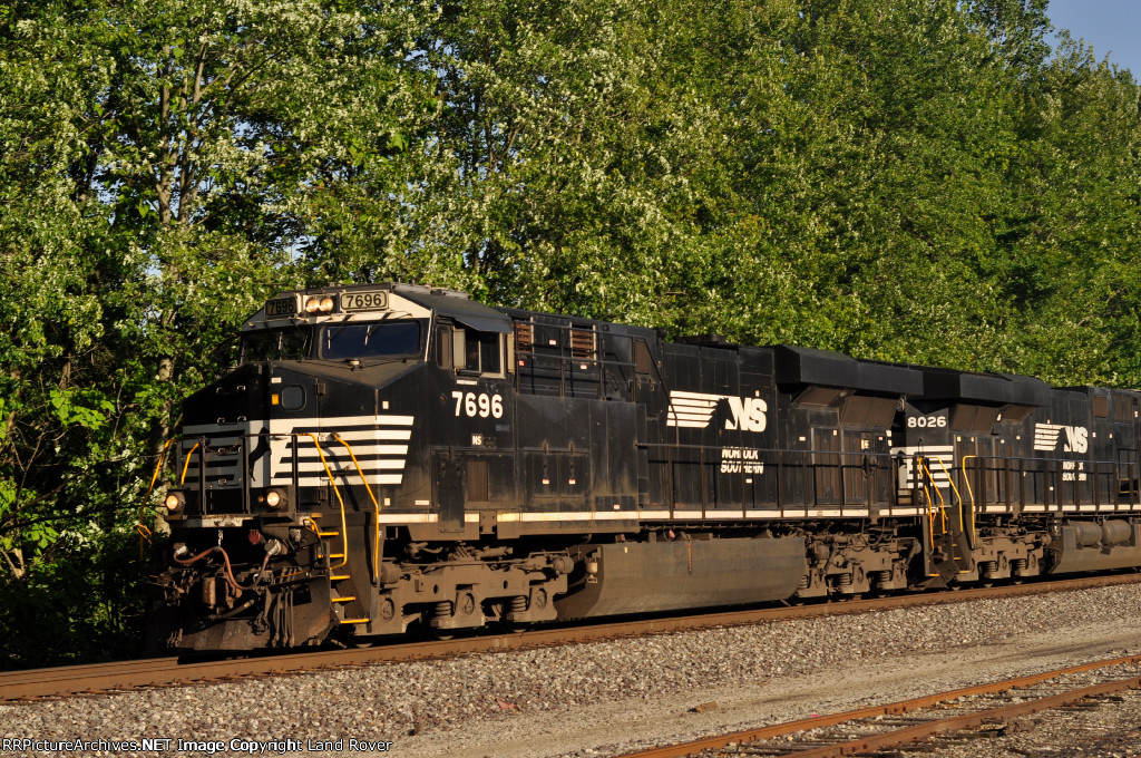 NS 7696 On NS 282 Westbound