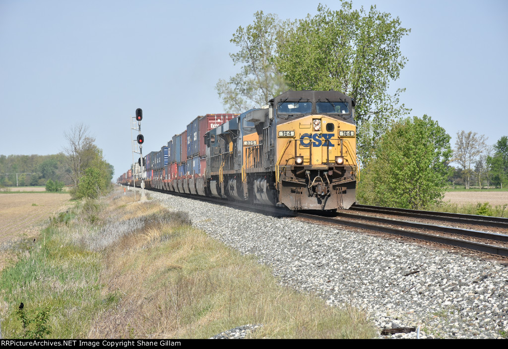 CSX 164 Crawls east with a sanding issue.