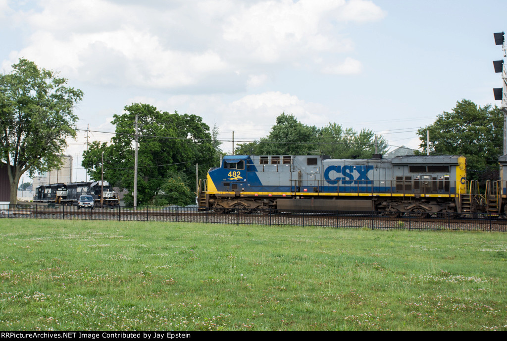 CSX 482 meets the NS local power
