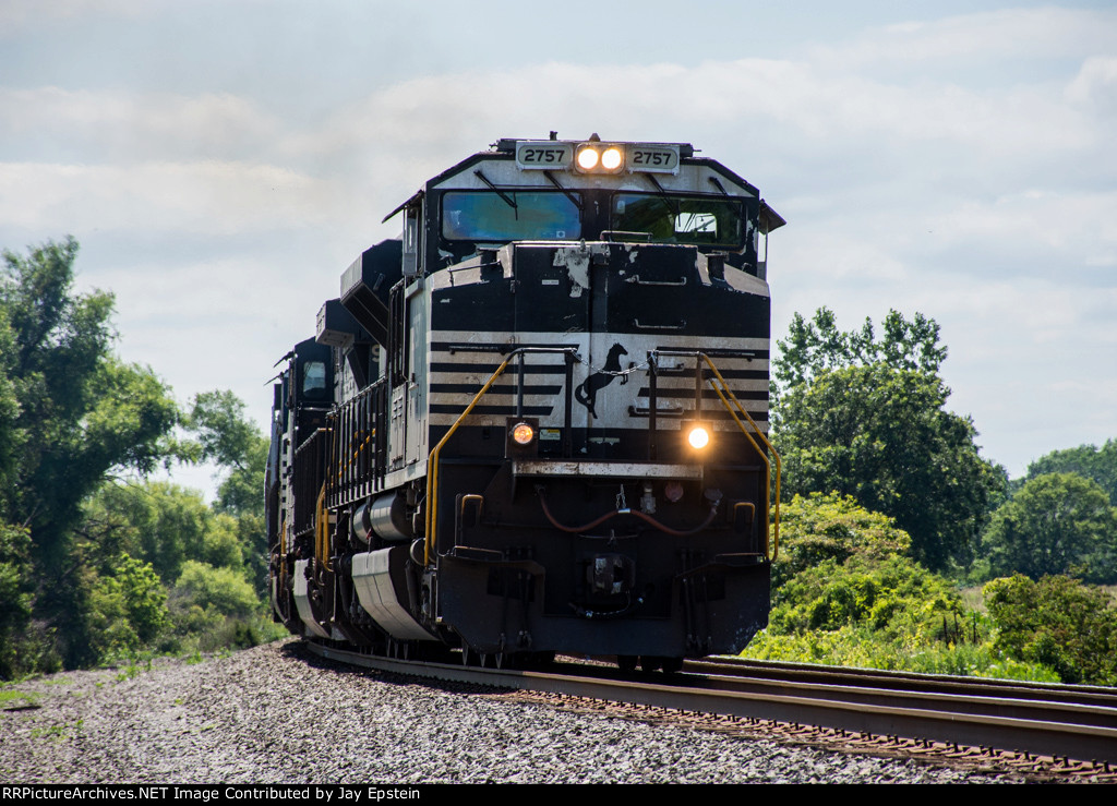 NS 2757 rounds the curve with an eastbound