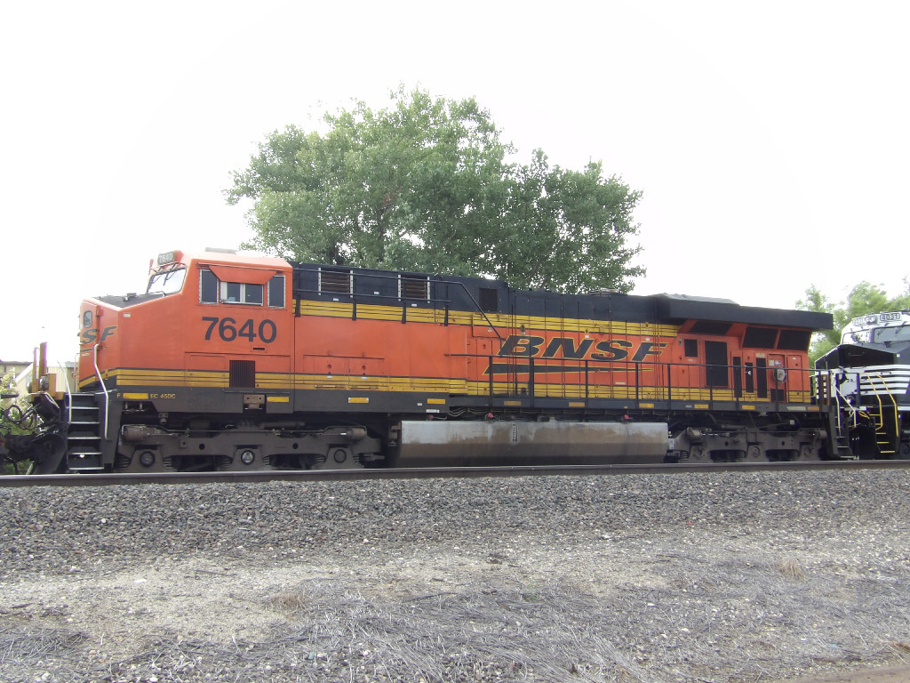BNSF ES44DC 7640