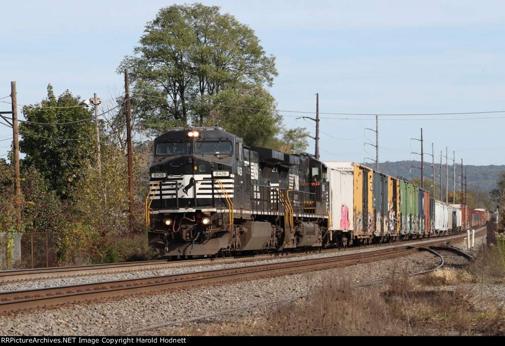 NS 8426 leads train H68