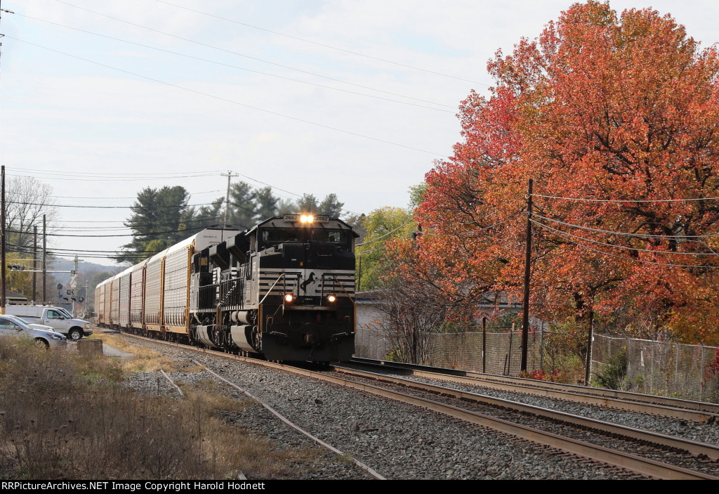 NS 2662 leads a short train 18N