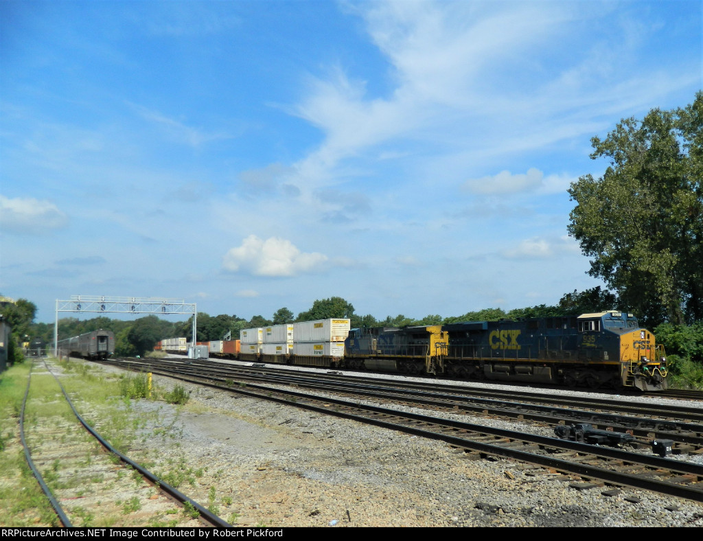 CSX 935 (ES44AC-H) 368 (AC44CW)