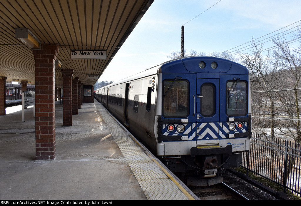 MNR M7 stopped at White Plains Station