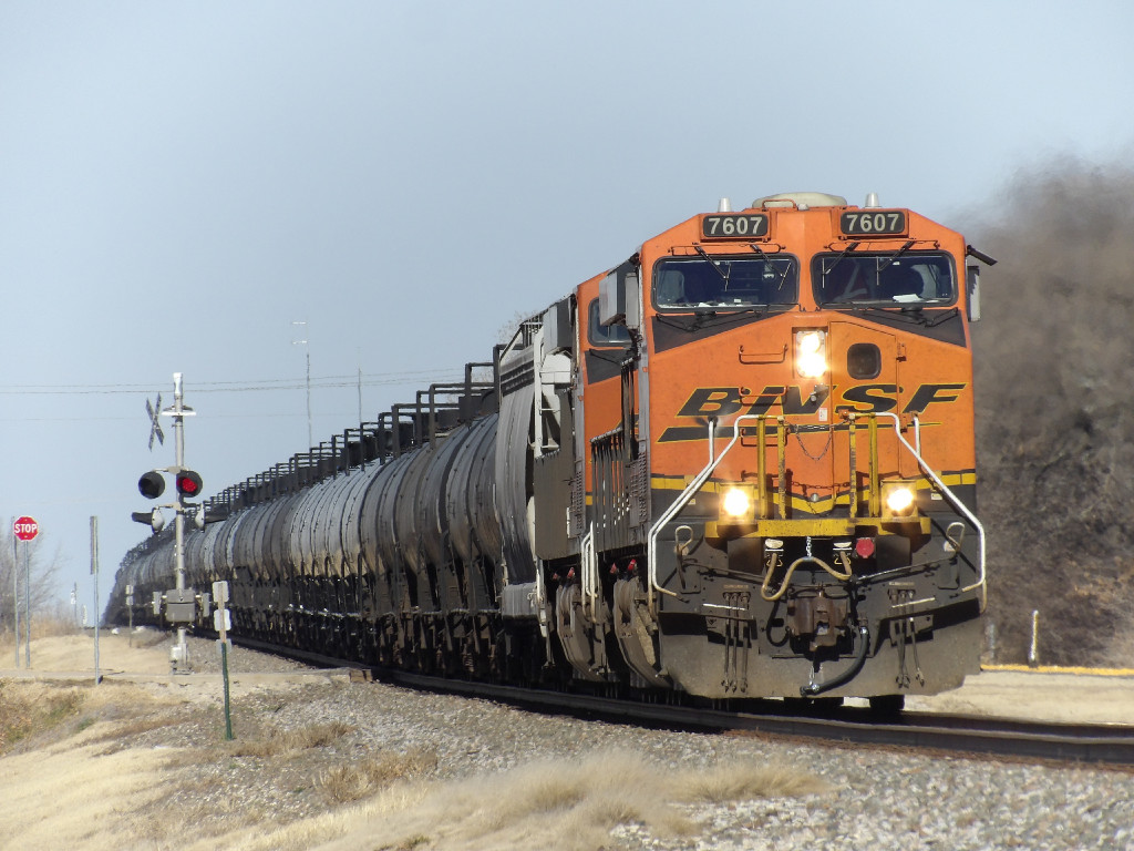 BNSF ES44DC 7607