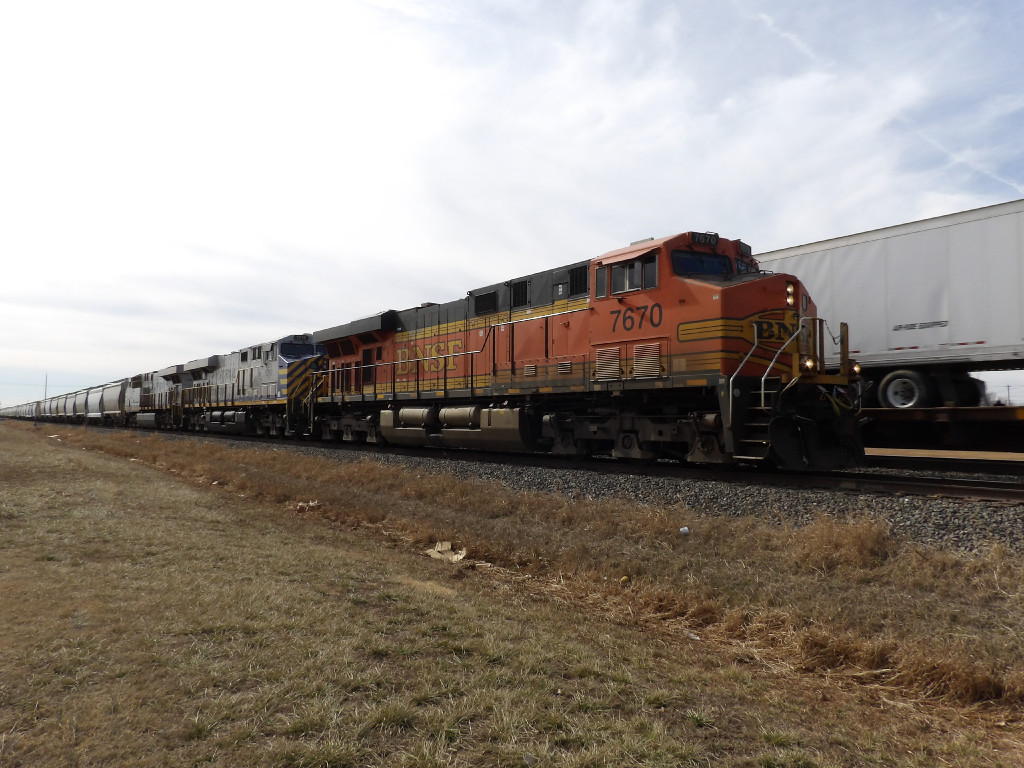 BNSF ES44DC 7670