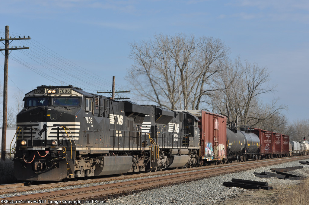 NS 7606 On NS 144 Northbound