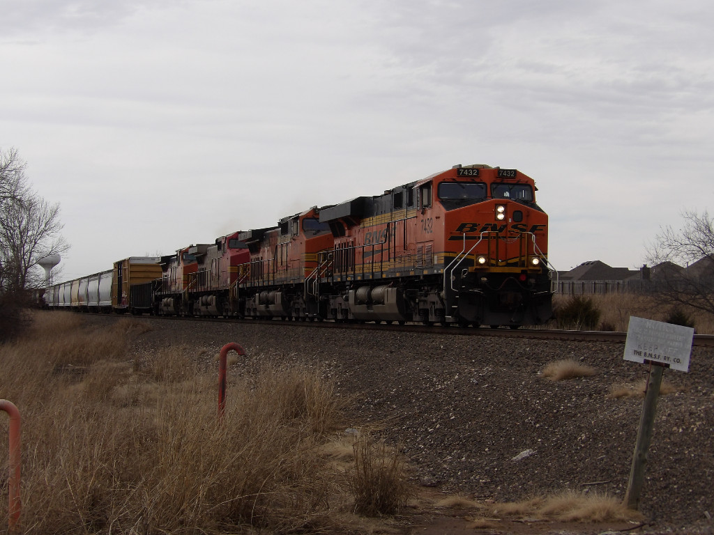 BNSF ES44DC 7432