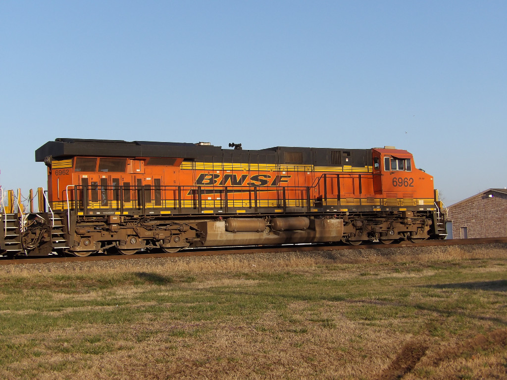 BNSF ES44C4 6962