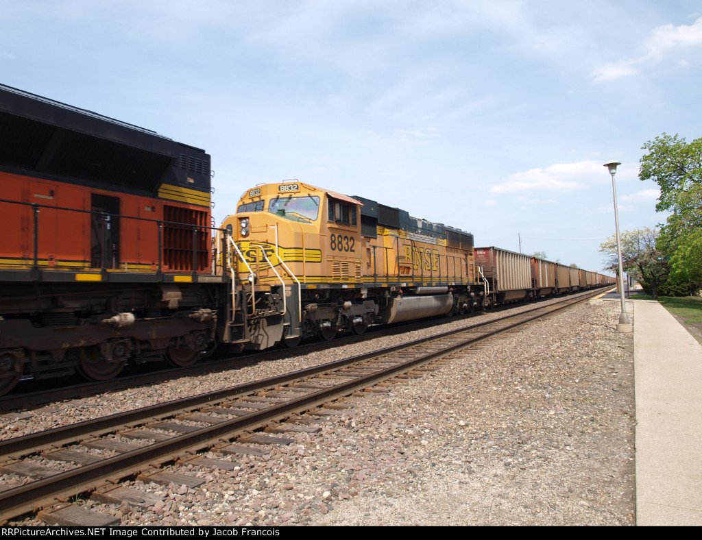 BNSF 8832
