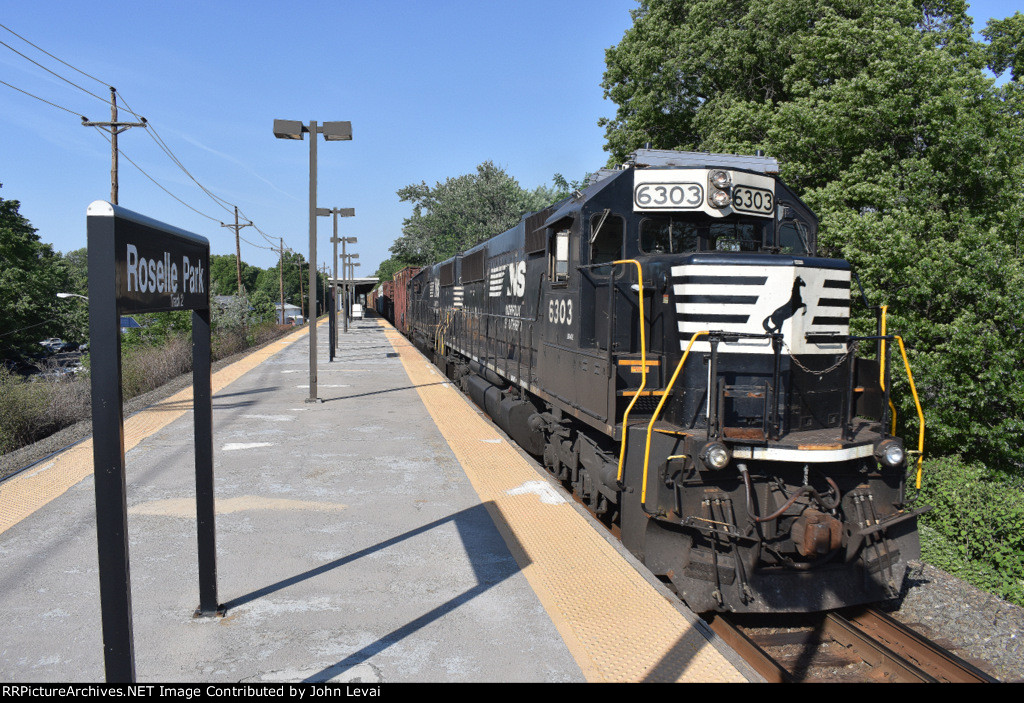 NS SD40E leading a westbound
