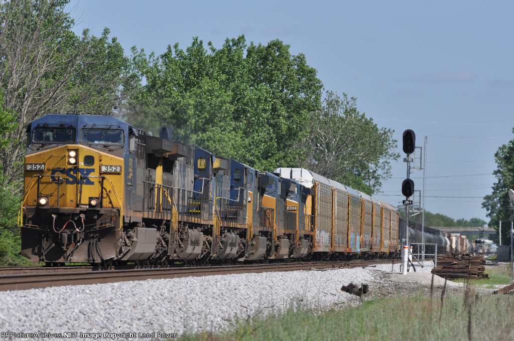 CSXT 352 On CSX Q 560 Northbound At Wayne Yard