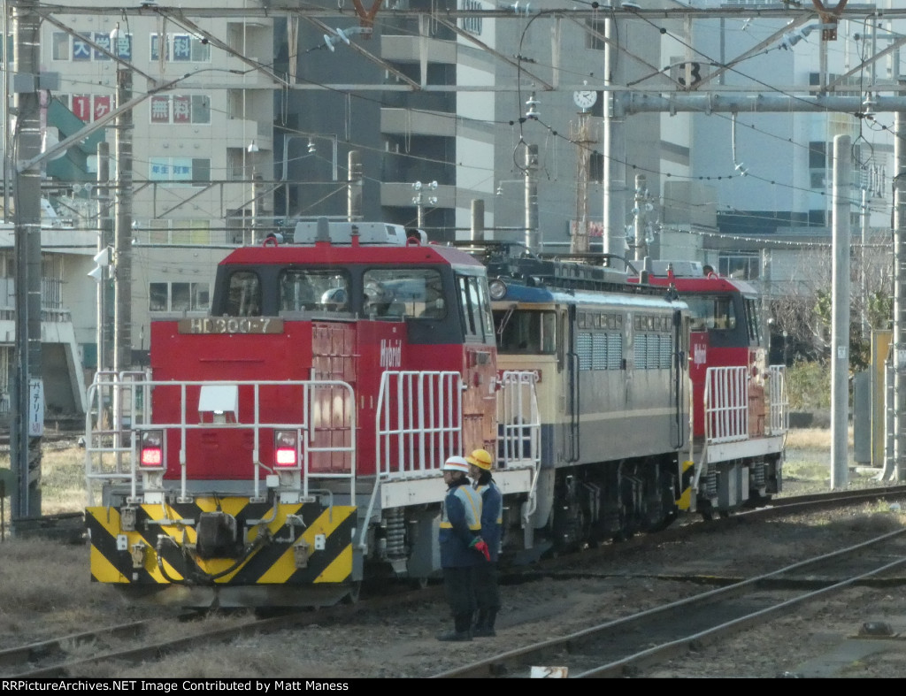 HD300-7 preparing to move two other locomotives