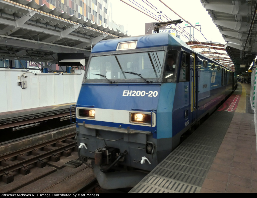 EH200-20 passing a small station