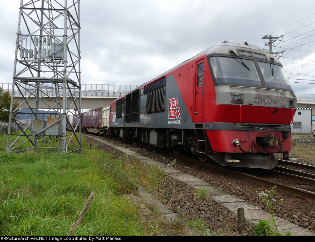 DF200-901 sorting cars at the pier