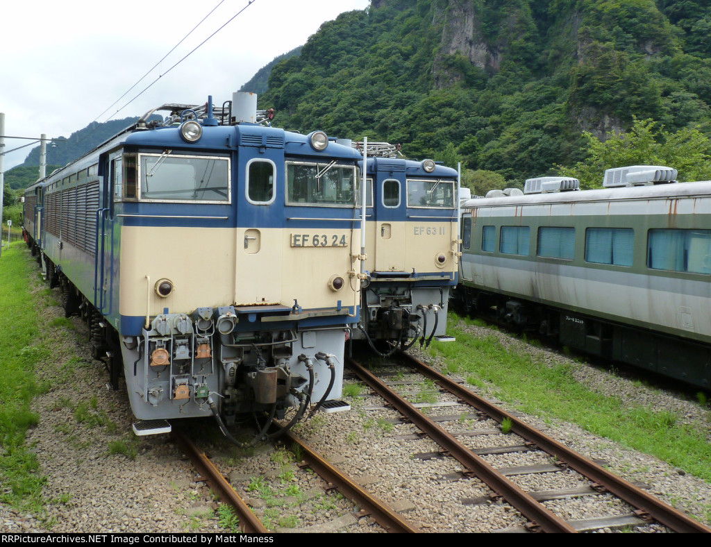 JNR EF63-24 and EF63-11