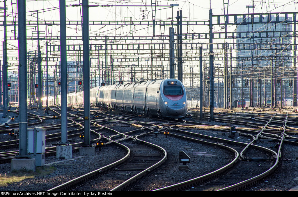 An ETR 610 to Italy threads its way into Zurich HB