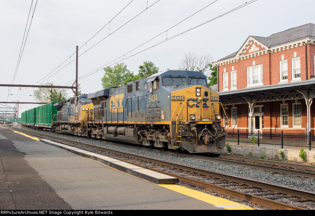 CSX ES40DC #5434 on Q301