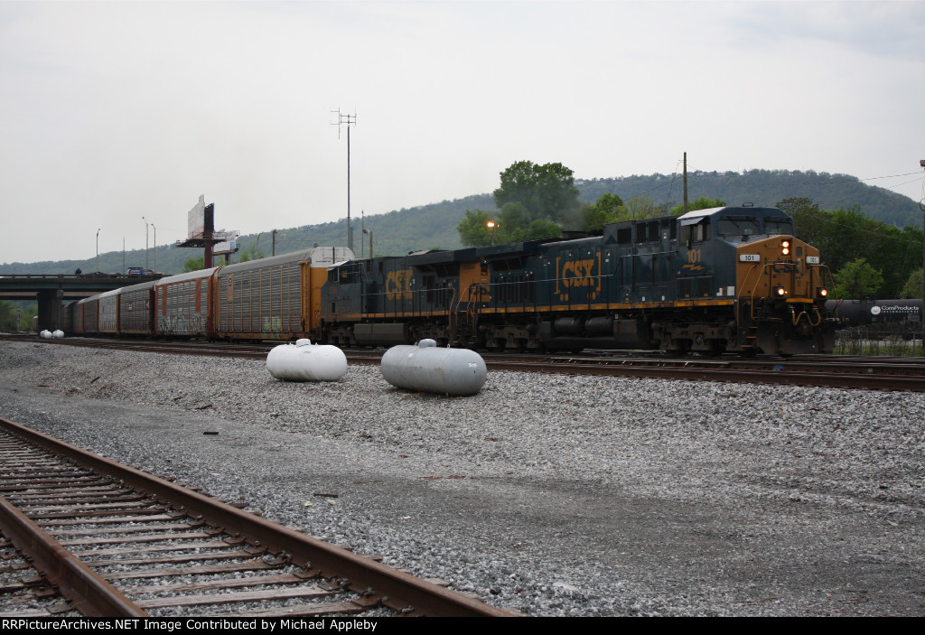 CSXT 101 leads auto racks north through Chattanooga at the shared connection onto the W&A ...