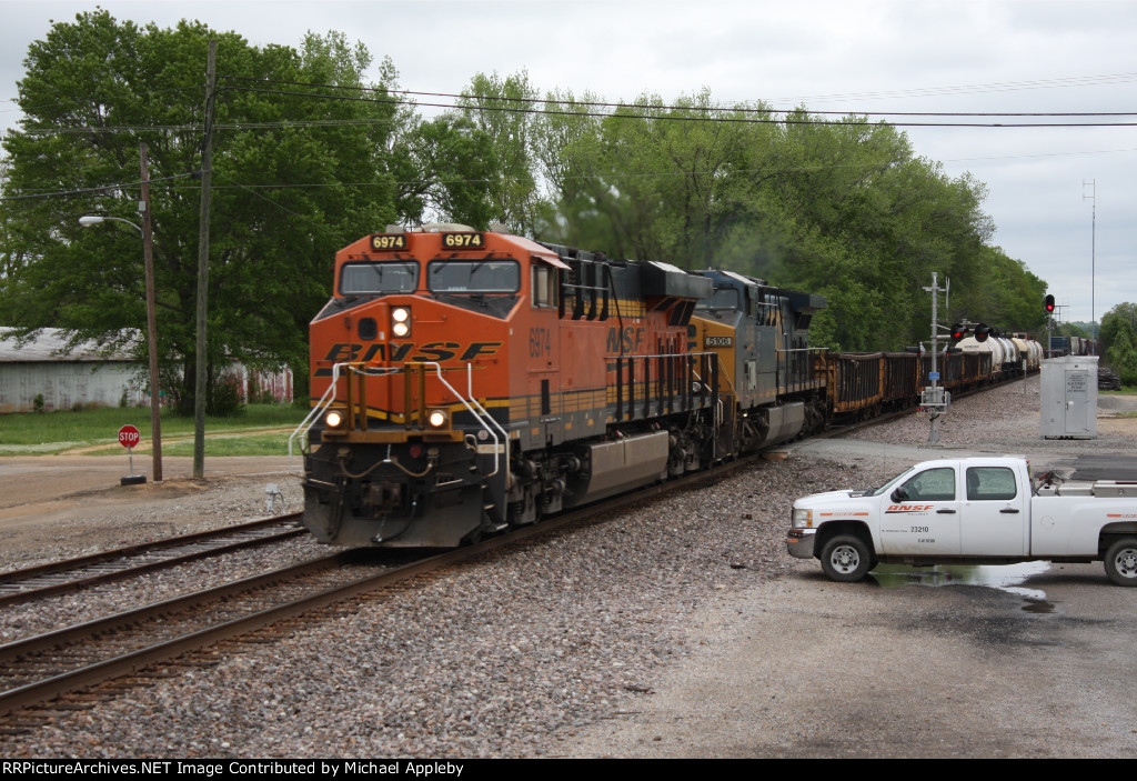 BNSF 6674 westbound near Guin, AL.