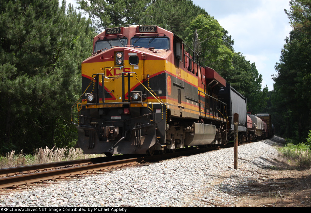 KCS 4662 by the old whistlepost.