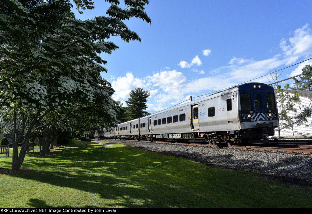 Southbound MNR M7 Set passing the old Kensico Station Building