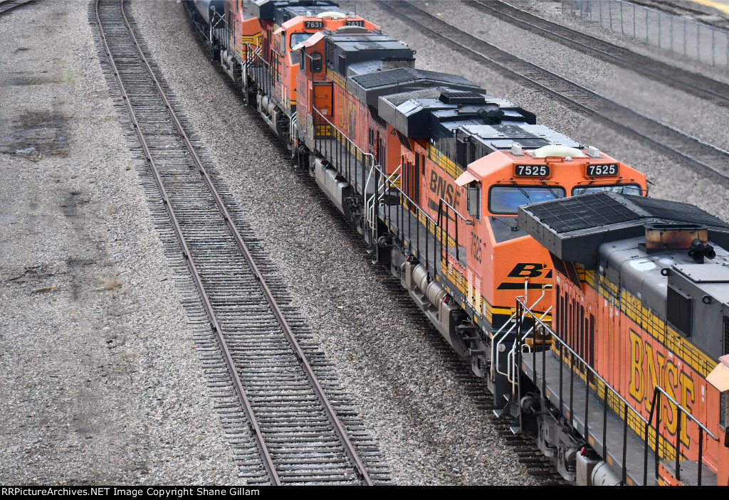 BNSF 7525 Roster shot.
