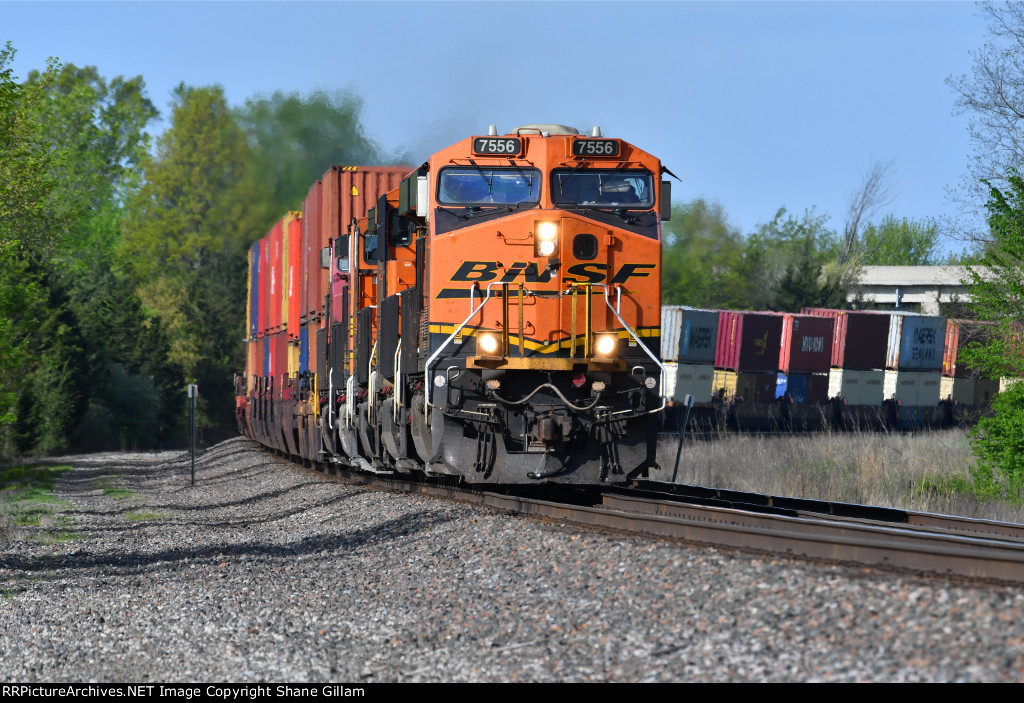 BNSF 7556 Heads up a stack on the Transcon.
