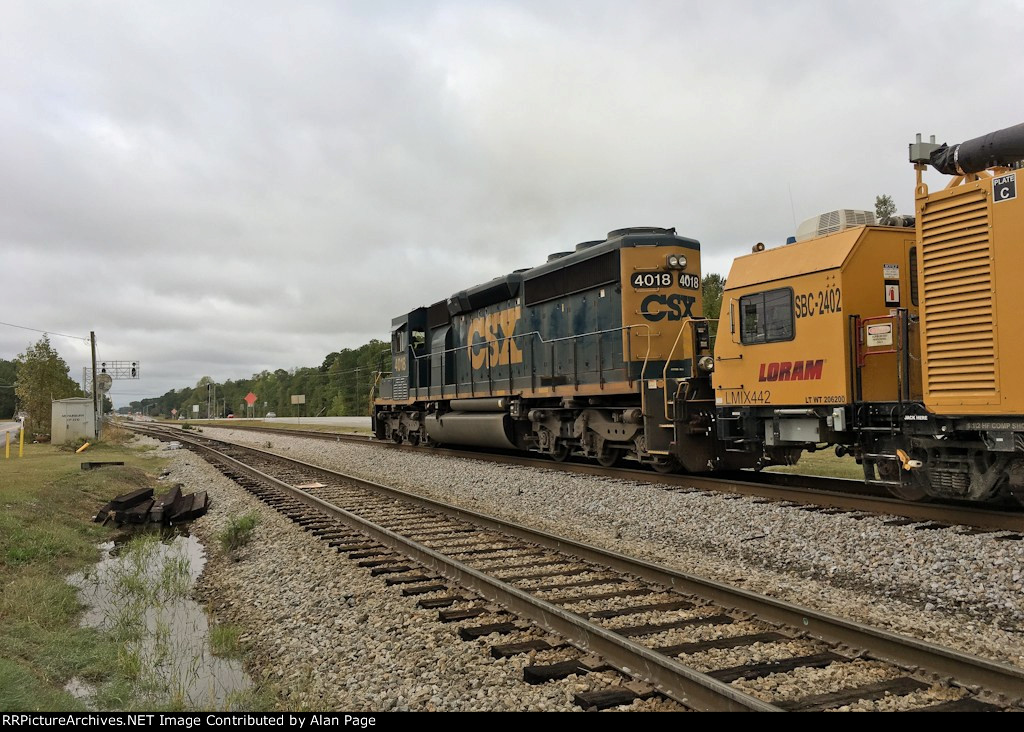 CSX 4018 rolls a MOW special SB