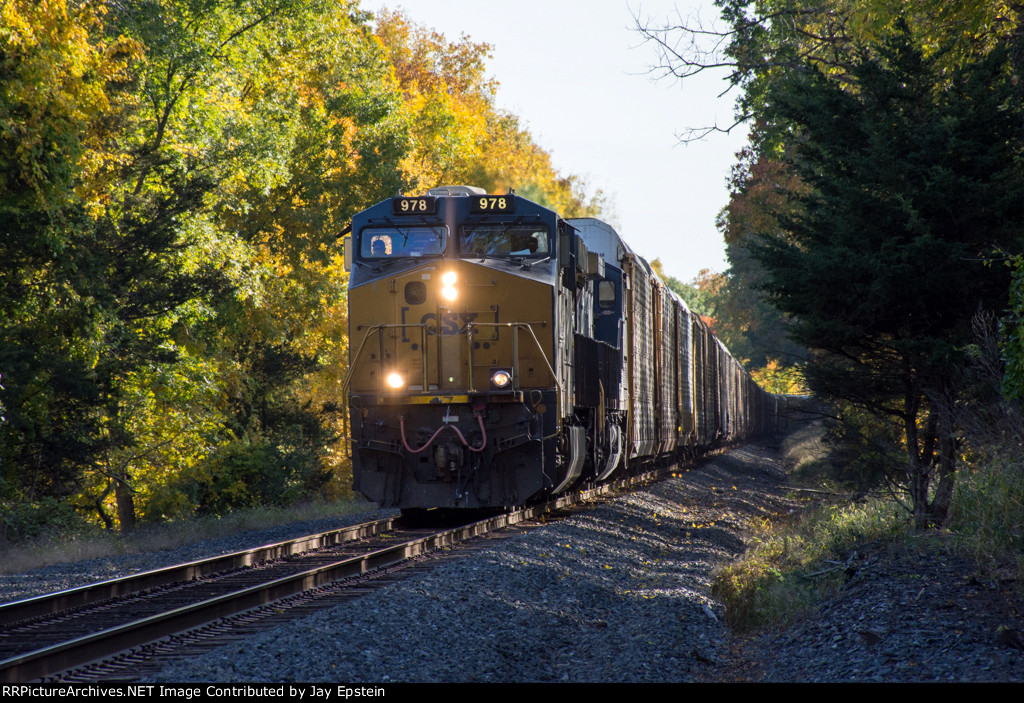 CSX 978 leads an autorack train north