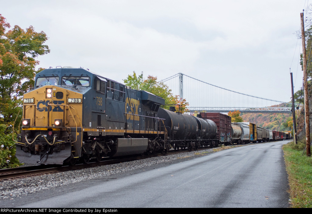 CSX 798 leads Q438 north
