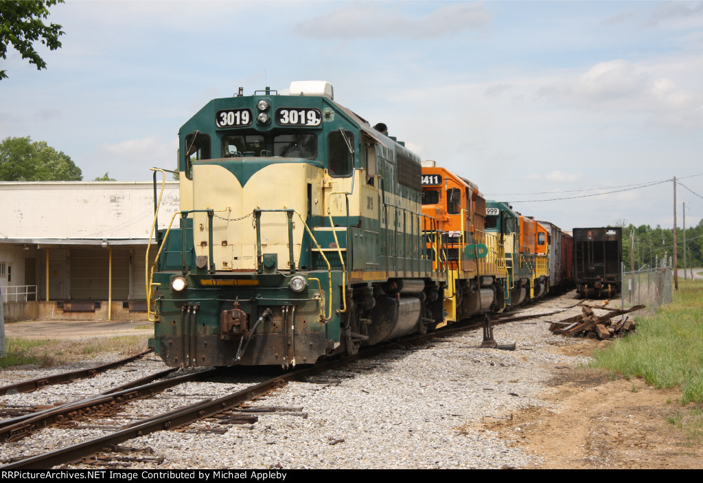 BAYL 3019 leads the road train east out of Meridian.