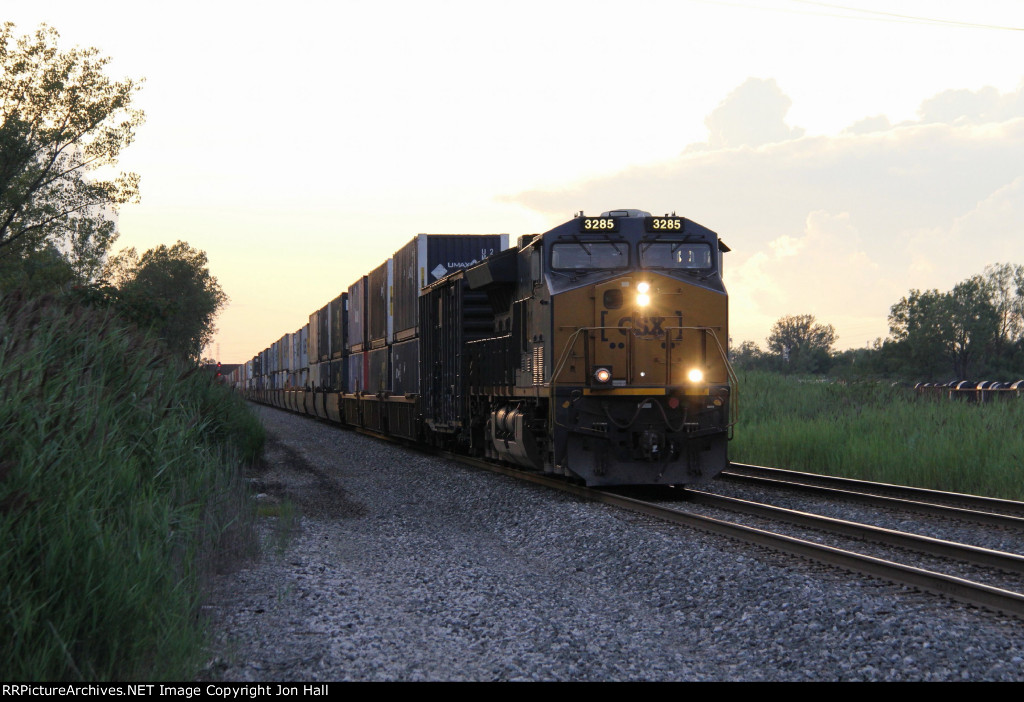 CSX 3285 leads Q016 east as it departs the Chicago area