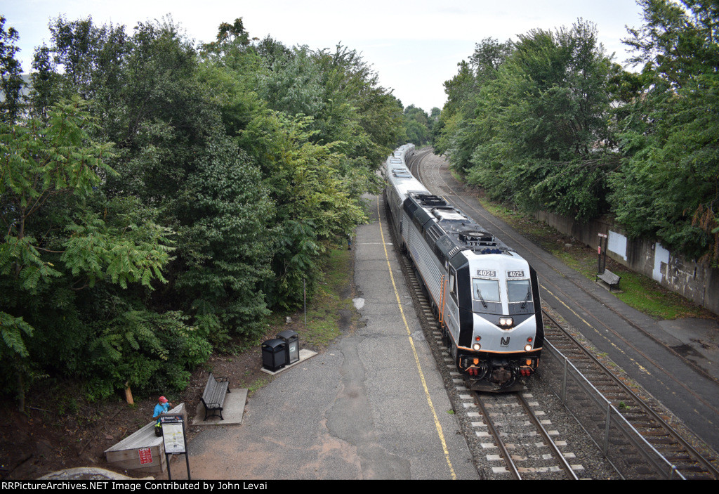 NJT Train # 1319, being led by a PL42, arrives into Kingsland Station