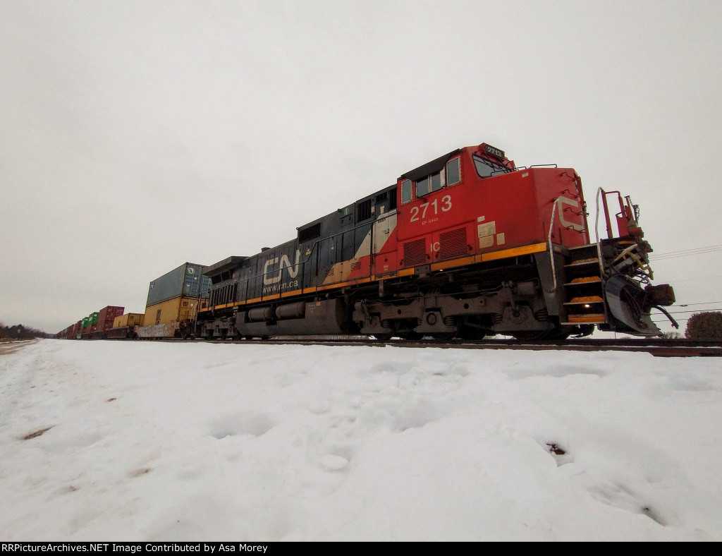 IC 2713 serves as the end of train power for a southbound Q