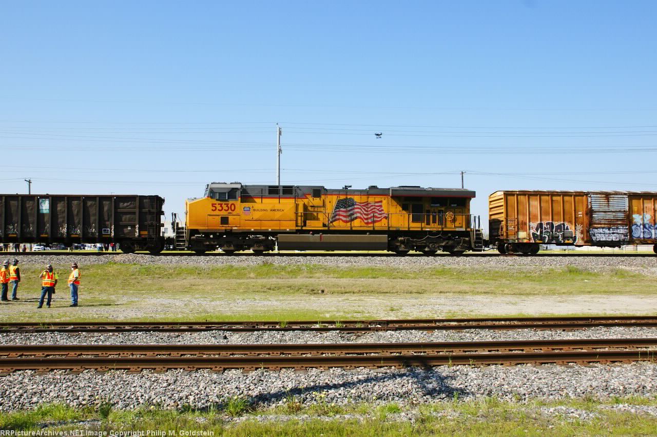 UP 5330 - Mid Train DPU