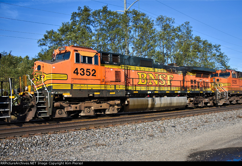 BNSF 4352