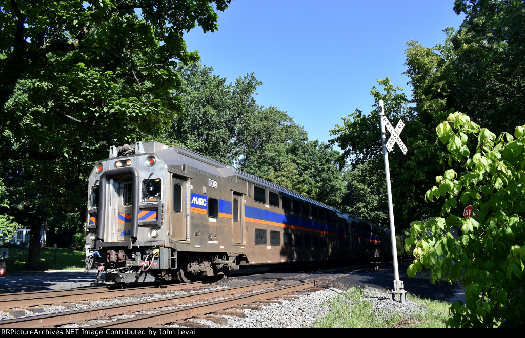 MARC Train # 880 arriving into Garrett Park Station
