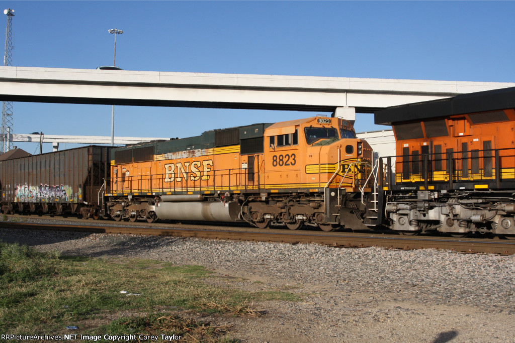 BNSF 8823