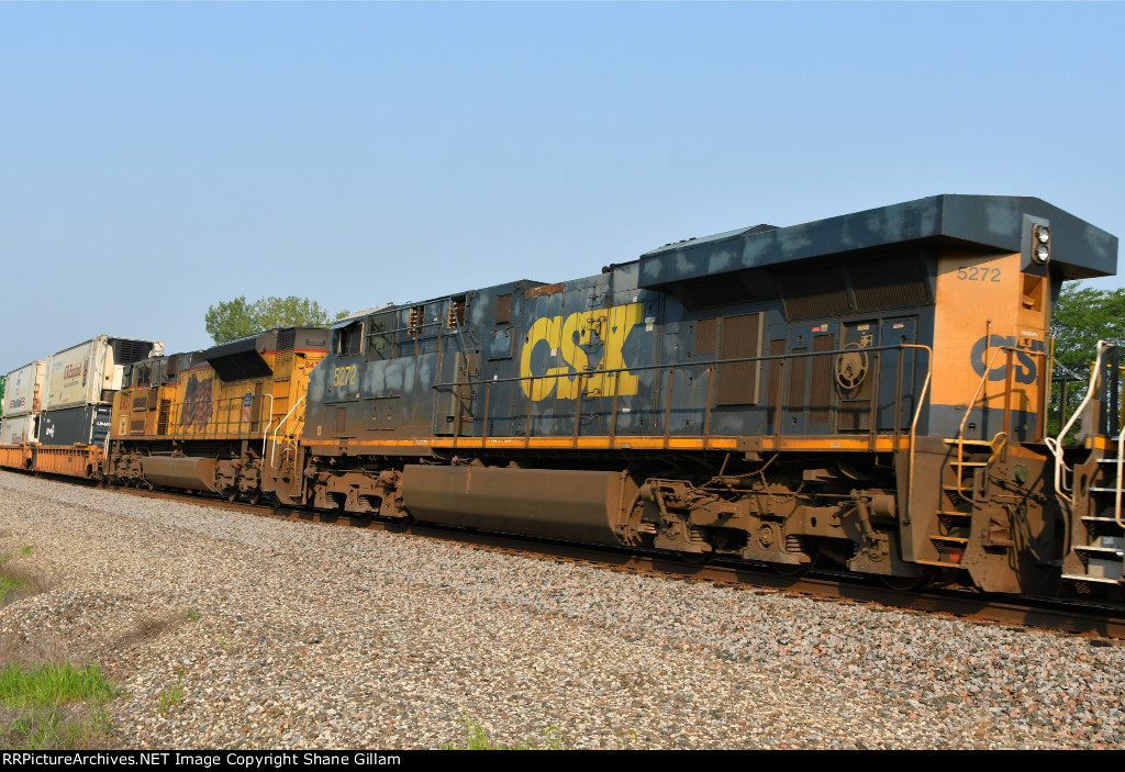 CSX 5272 Roster shot.