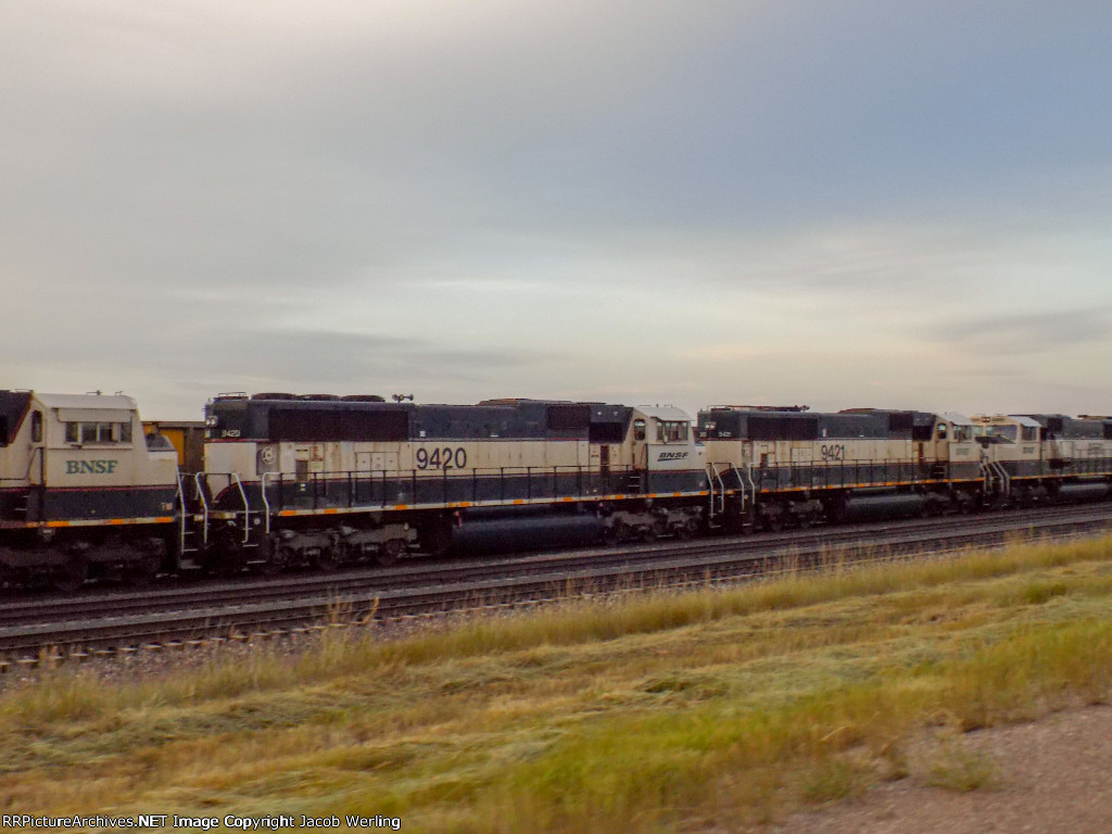 BNSF 9420 and BNSF 9421