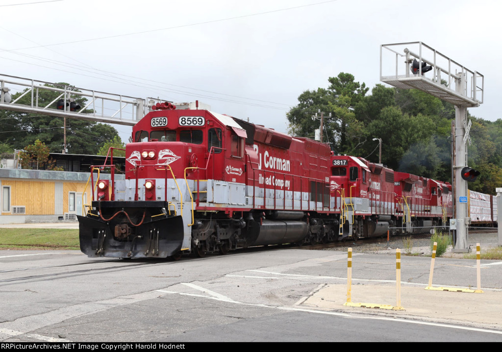 RFCC 8569 leads train RF01 across Fairview Road