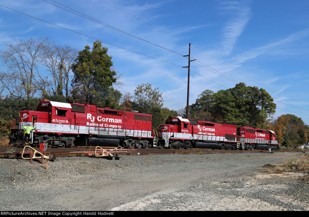 RFCC 7107, 8569, & 3817 pull away from their train