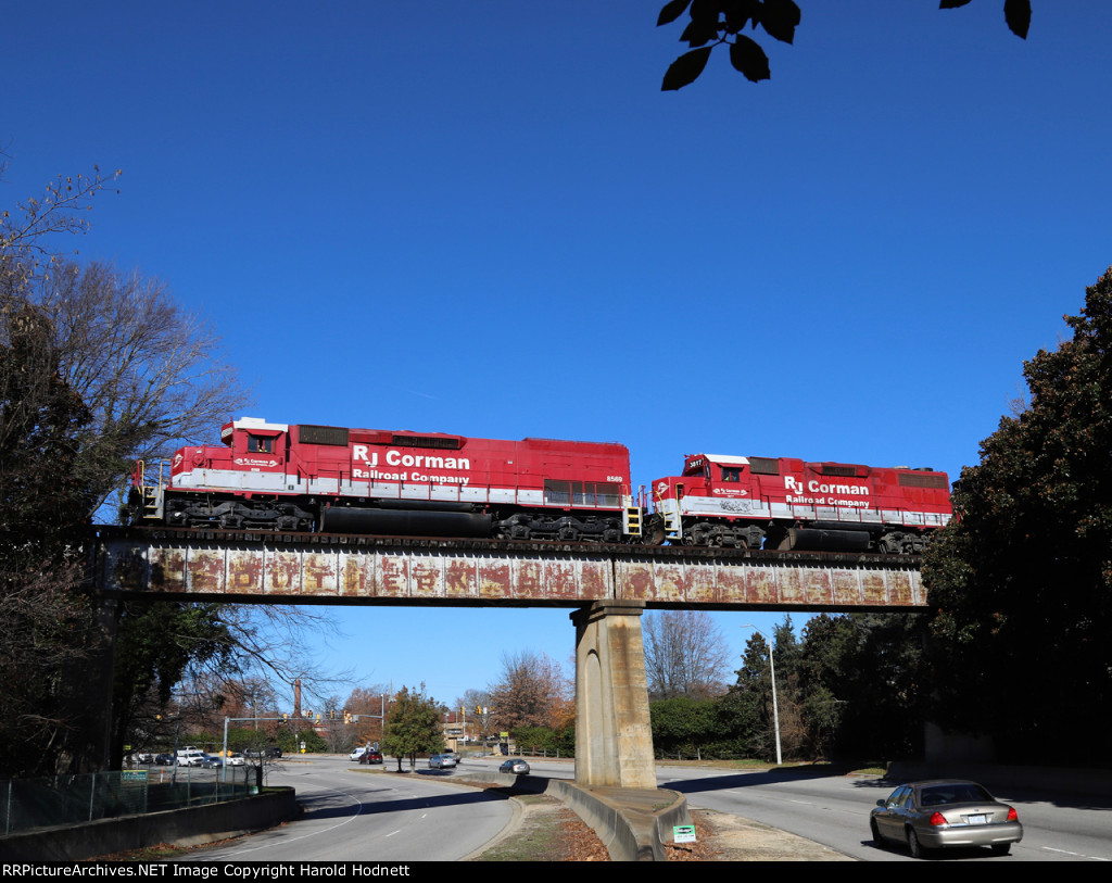 RFCC 8569 & 3817 lead train RF01 south across Western Blvd on the old Norfolk Southern trestle