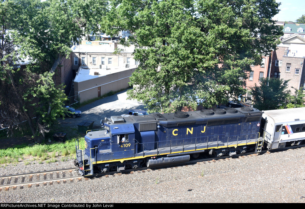 Side view of the 4109 showing its CNJ colors back in former home territory